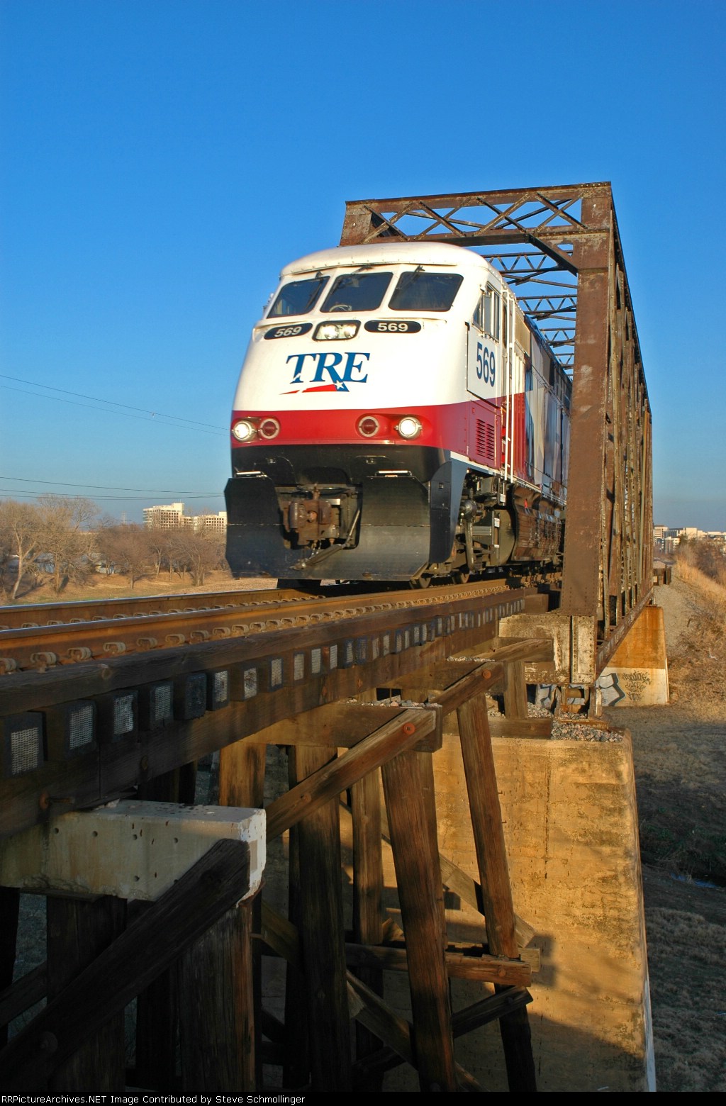 TRE 569 West crosses Interstate 35E